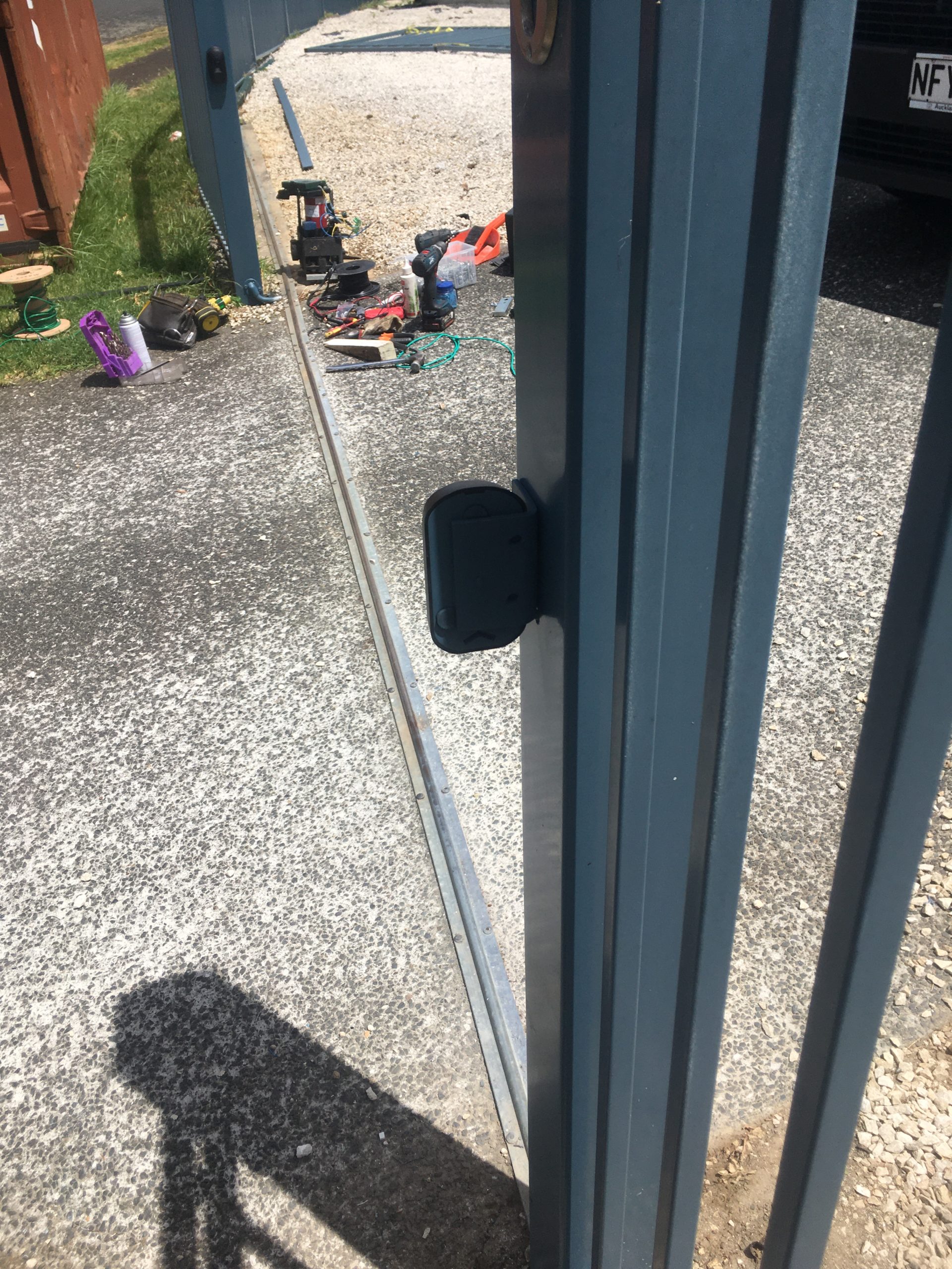 sliding gate installation. Replacing broken sliding gate